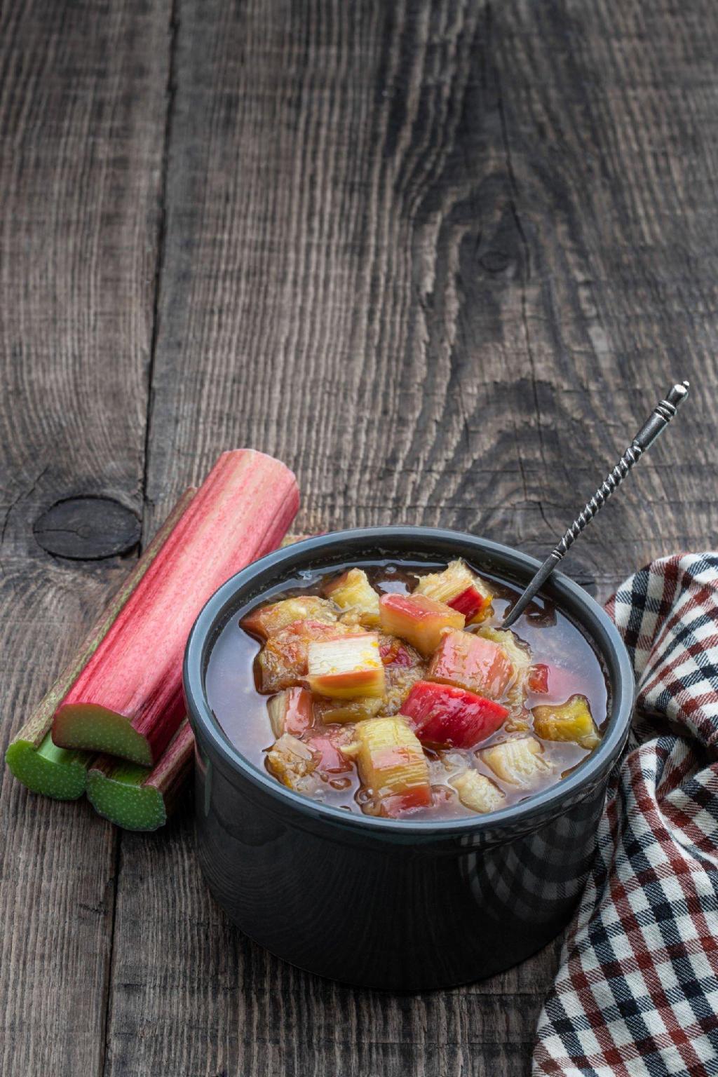 What Part of the Rhubarb Do You Eat? Rhubarb Edible Parts and Uses ...